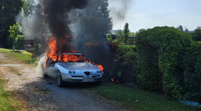 Kreuzlingen TG: Auto-Brand im Schrebergarten – Hecke in Flammen