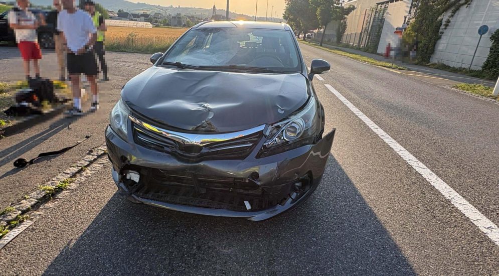 Frick AG: Unfall – Töfffahrer (20) prallt in Toyota – Spital