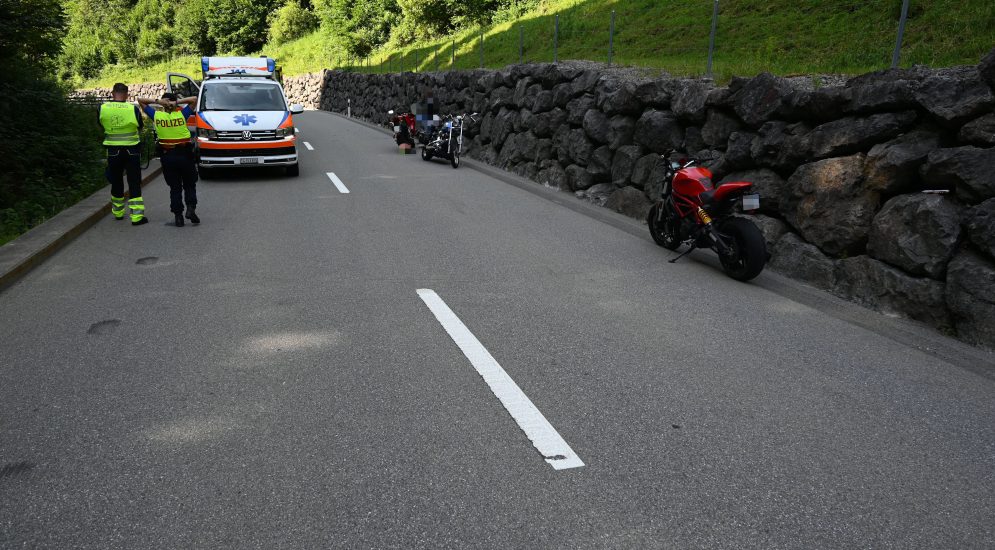 Gähwil SG: Unfall – Töff in Mauer, Rega fliegt Schwerverletzten
